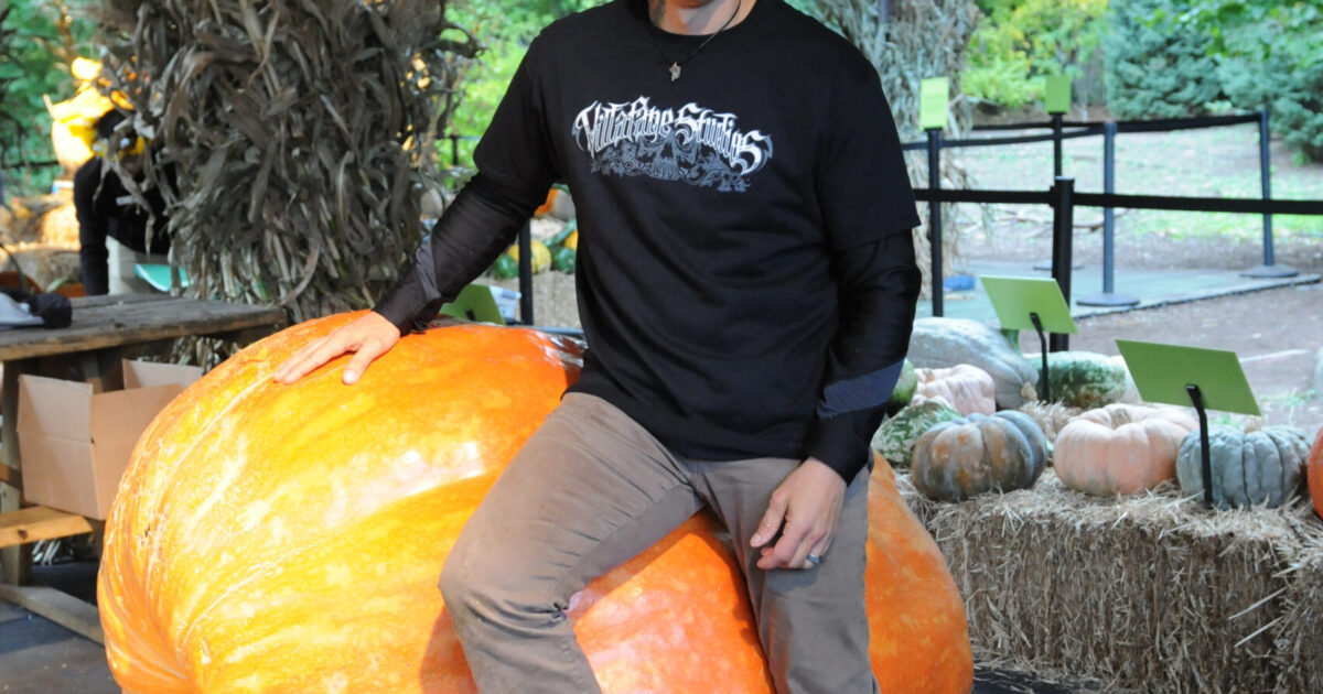 Master Pumpkin Carver Ray Villafane Makes Ghoulish Gourds You Want To ...